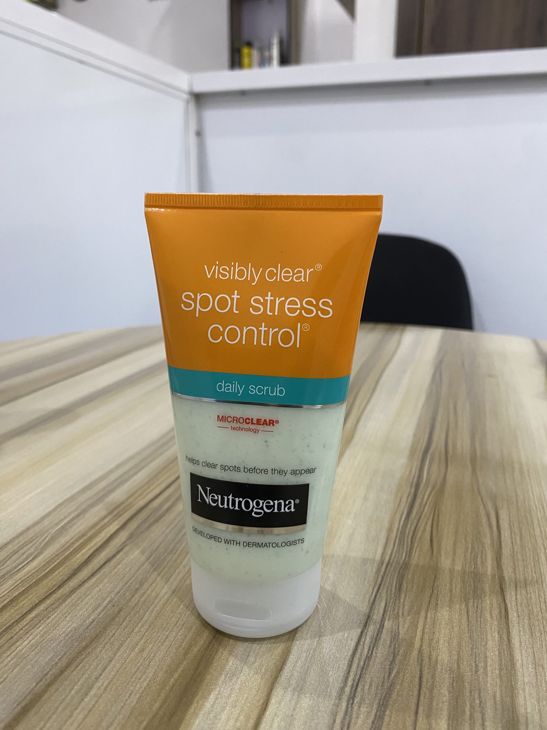 Neutrogena Visible clear Spot Stress Control - Beccaville International